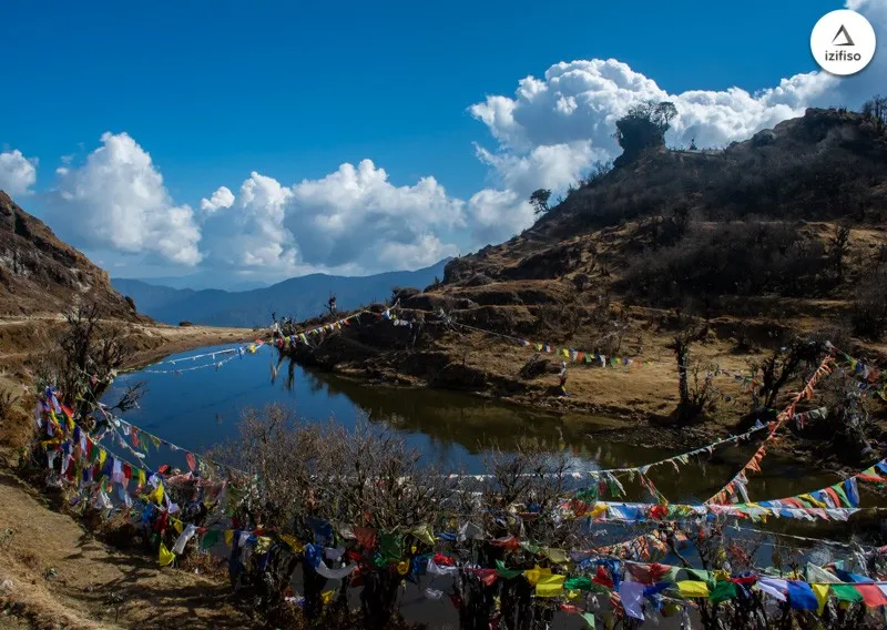 Himalayan Lake on the way to Sandakphu Trek: Kalipokhri Homestay