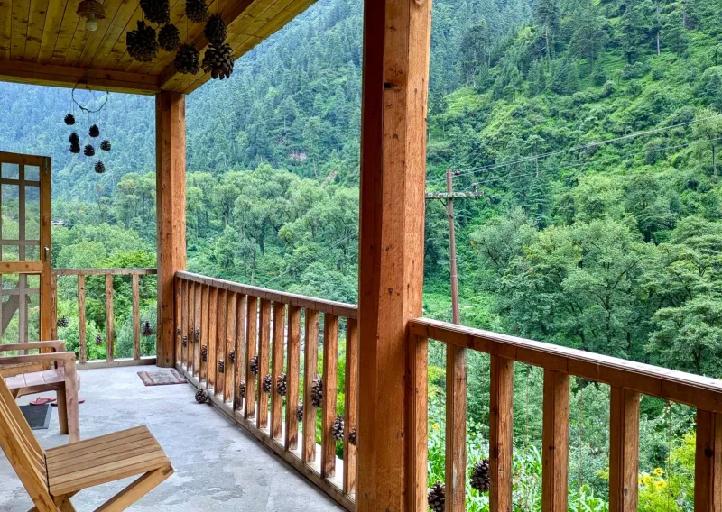 Tirthan Valley Homestay – Cozy Retreat with Campfire & Wi-Fi